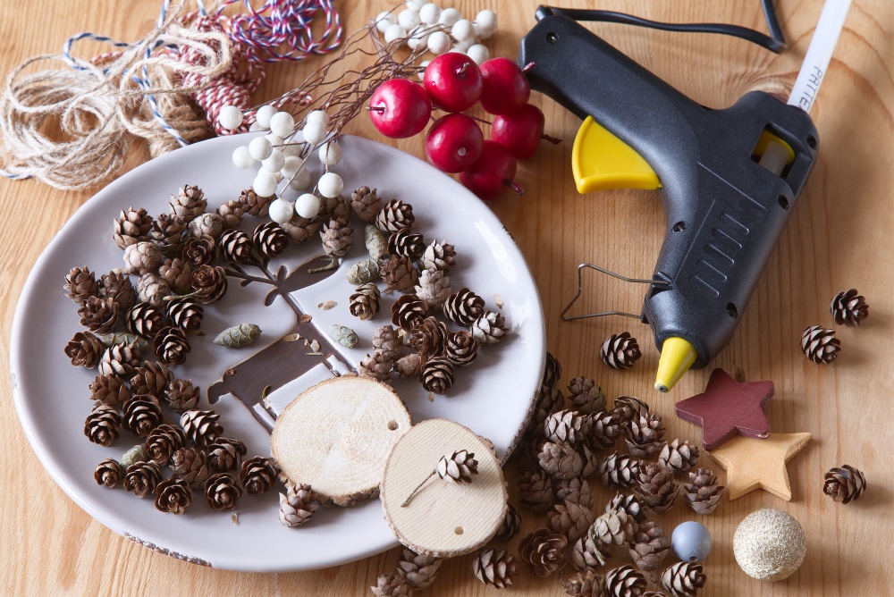 Novembrové kvetinové radosti – ozdoby zo šišiek na stromček ...