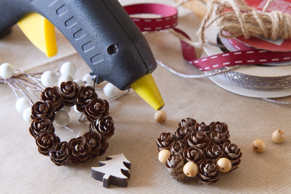 Novembrové kvetinové radosti – ozdoby zo šišiek na stromček ...