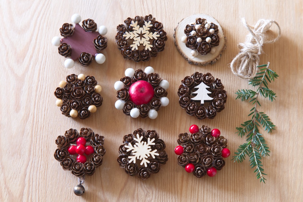 Novembrové kvetinové radosti – ozdoby zo šišiek na stromček ...