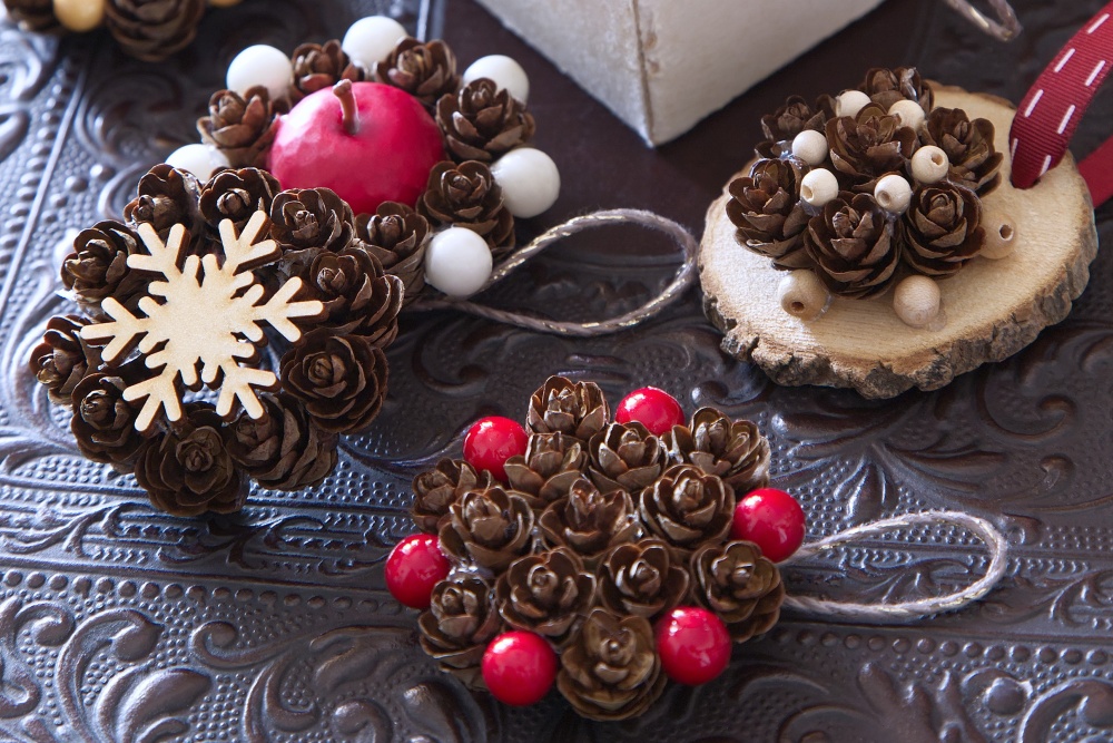 Novembrové kvetinové radosti – ozdoby zo šišiek na stromček ...